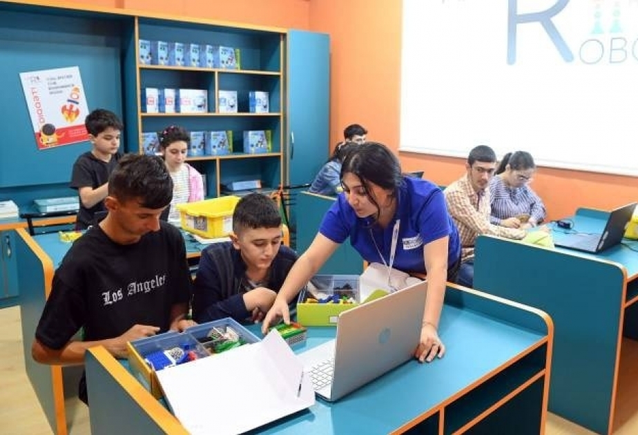 DOST İnklüziv İnkişaf və Yaradıcılıq Mərkəzinin benefisiarları robot ...